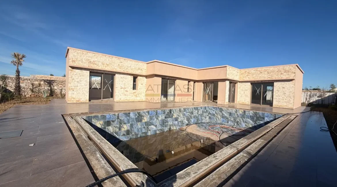 New contemporary villa with swimming pool on a 1,000 m² plot in an ...